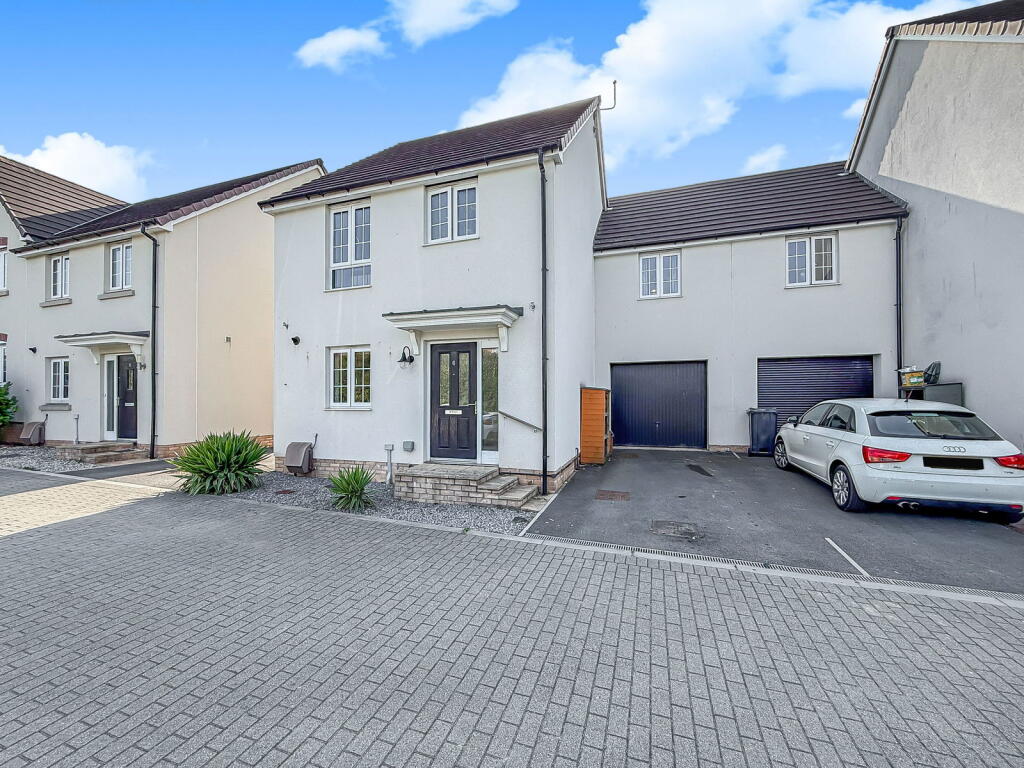 4 bedroom link detached house for sale in Old Tram Drive, Roundswell, Barnstaple, North Devon, EX31