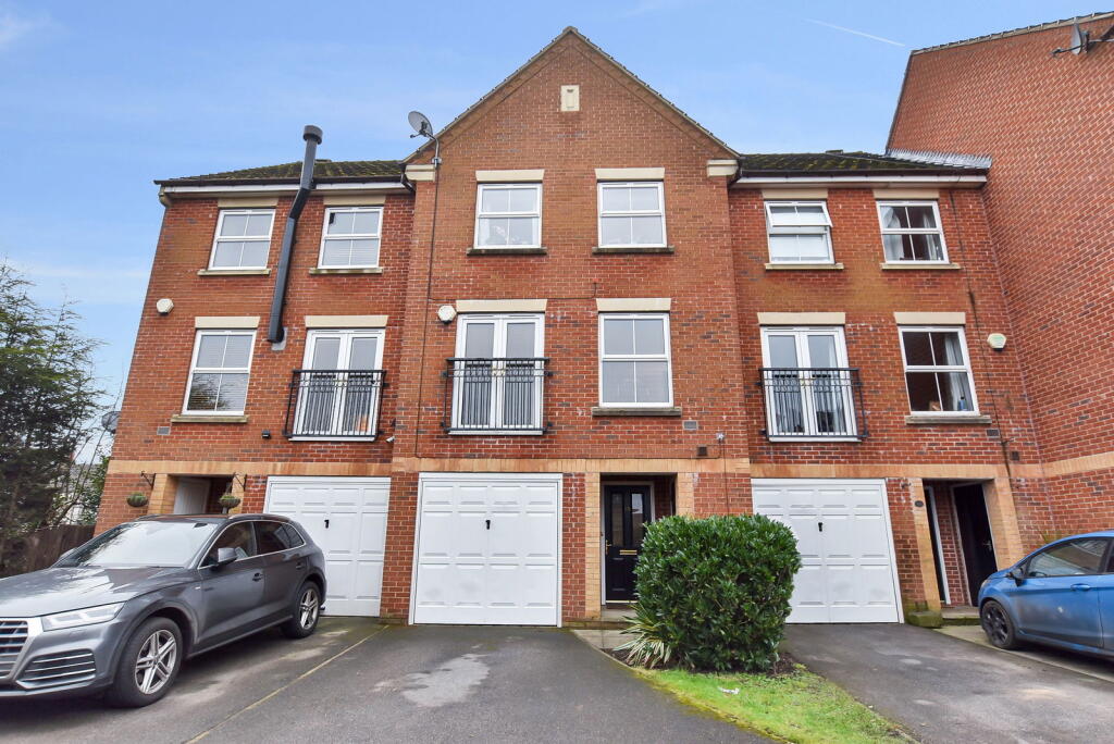 4 bedroom town house for sale in Glebe Court, ROTHWELL, Leeds LS26 0WR ...