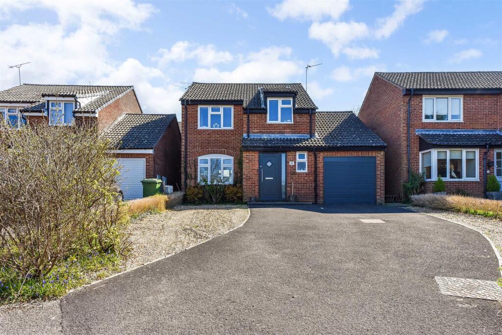 3 bedroom detached house for sale in Valley Park Drive, Clanfield, PO8