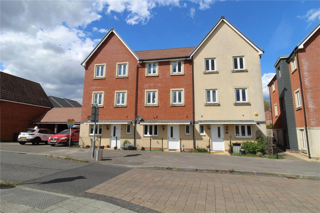 4 bedroom terraced house for sale in Trinity Way, Basingstoke ...