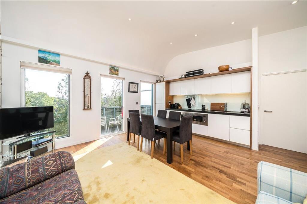 2 bedroom flat for sale in Balham Grove, Balham, SW12