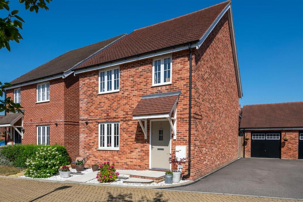 4 bedroom detached house for sale in Knowles Road, Horley, Surrey, RH6