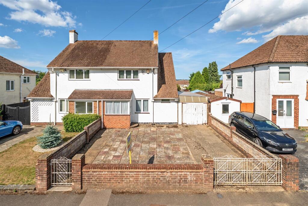 3 bedroom semi-detached house for sale in Sutton Road, Maidstone, ME15