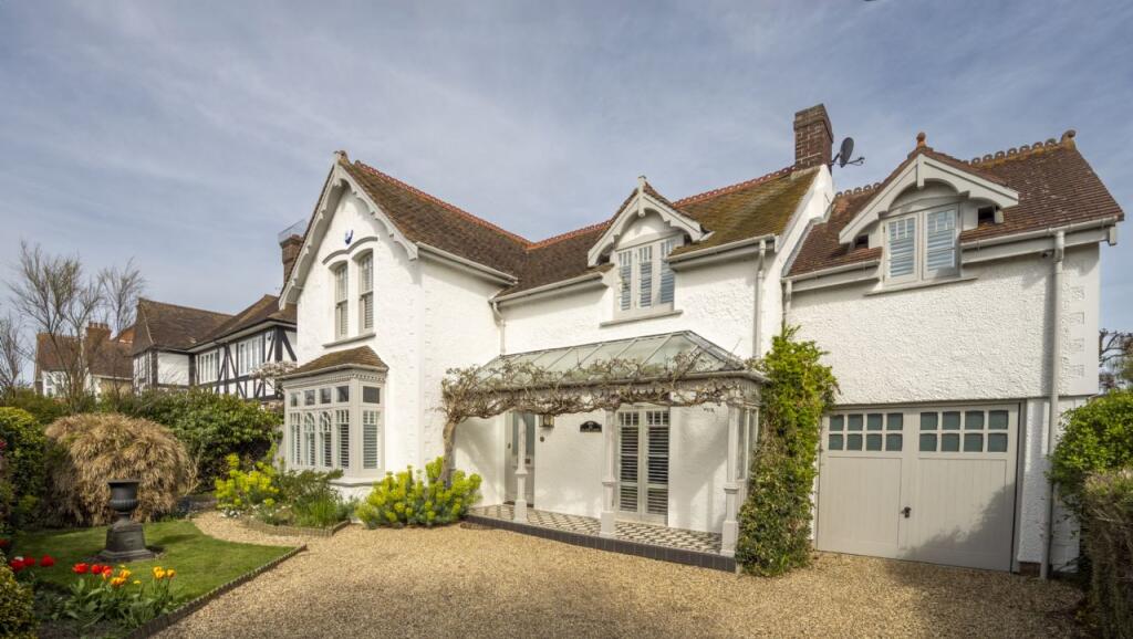 4 bedroom detached house for sale in Fourth Avenue, Frinton-on-sea, CO13