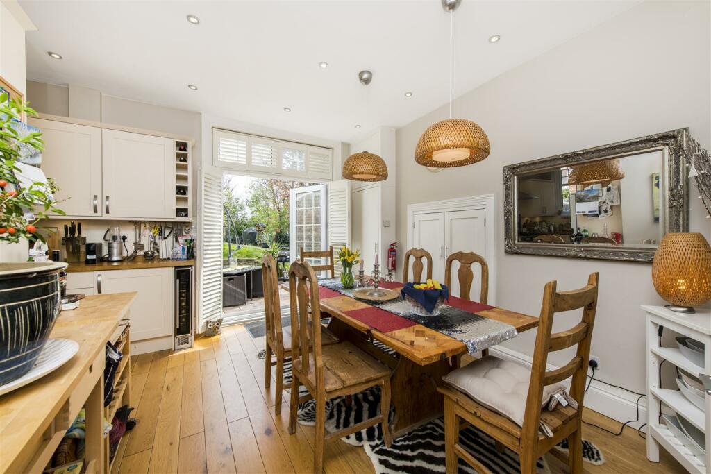 3 bedroom flat for sale in Rodway Road, London, SW15