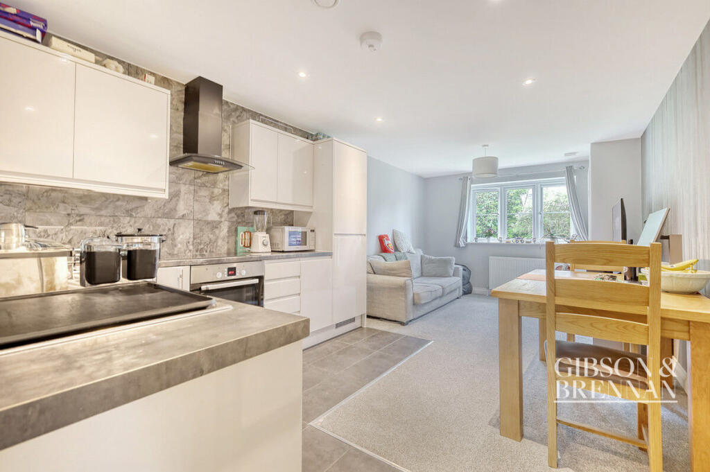 2 bedroom flat for sale in Catherine Road, Benfleet, SS7