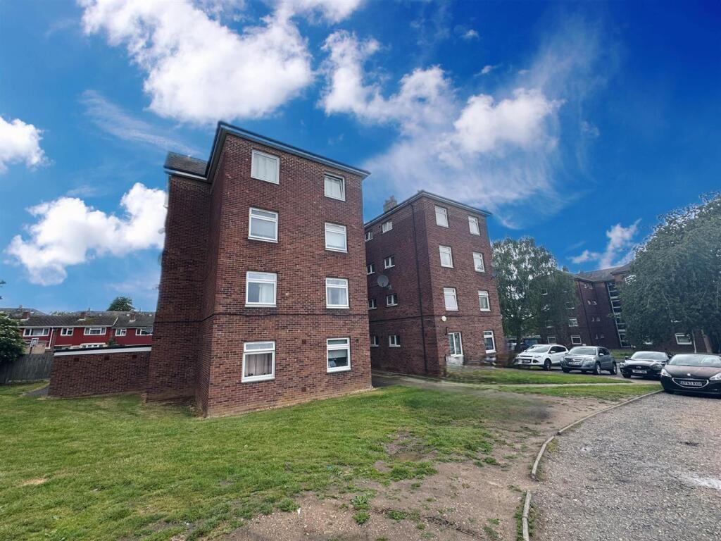 2 bedroom flat for sale in Meadgate Avenue, Chelmsford, CM2
