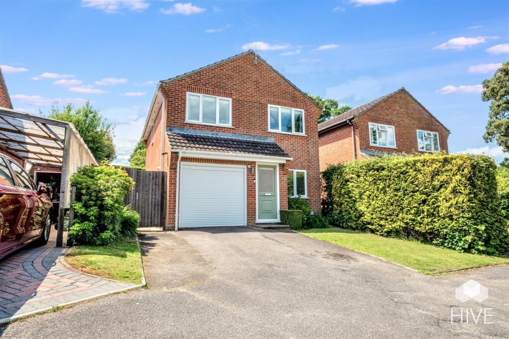 3 bedroom detached house for sale in Bridport Road, Verwood, BH31