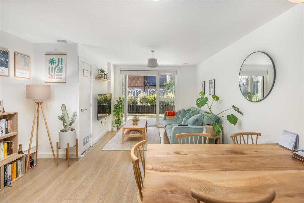 3 bedroom apartment for sale in Roehampton Lane, Putney, London, SW15