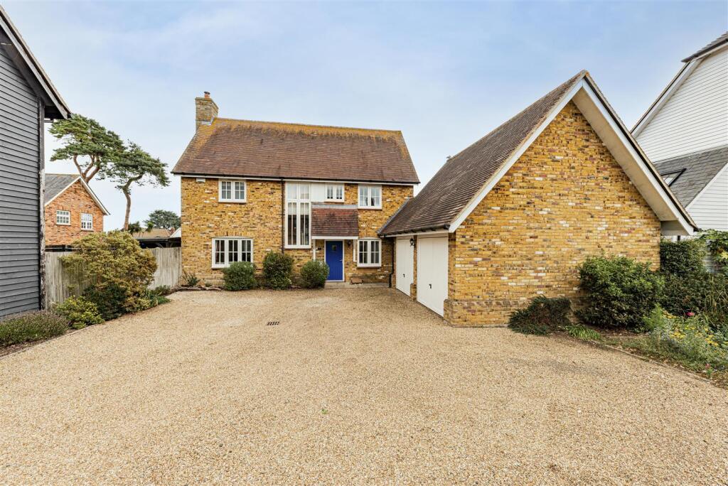4 bedroom detached house for sale in Chapman Fields, Cliffsend ...