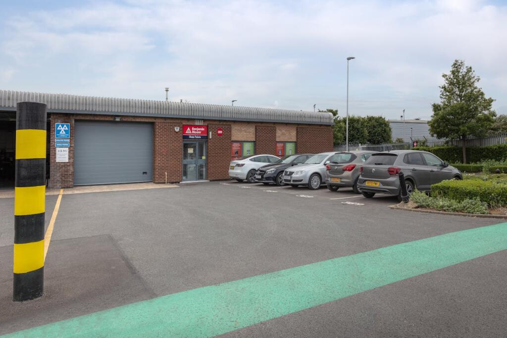 Light industrial facility to lease in 389 Sykes Road, Slough Trading ...