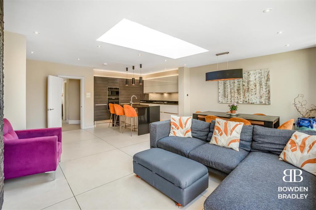 4 bedroom semi-detached house for sale in Roding Lane, Buckhurst Hill, IG9