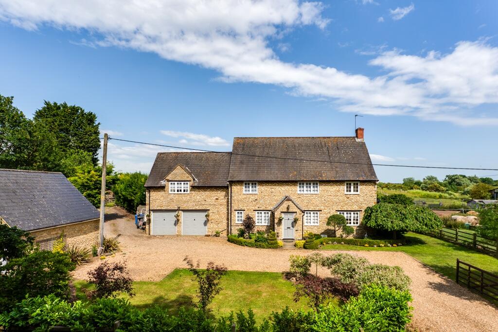 4 bedroom detached house for sale in NN14 New Stonehouse, Duck End ...