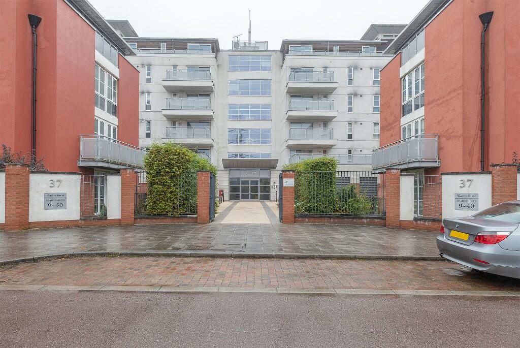 2 bedroom flat for sale in Watkin Road, Leicester, LE2