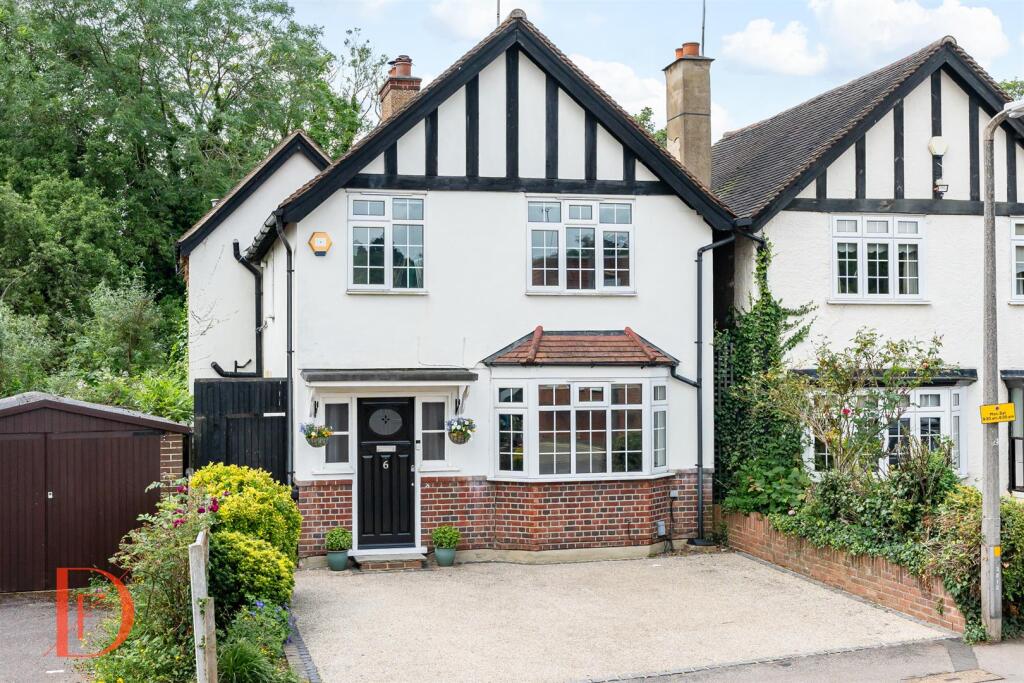 3 bedroom detached house for sale in The Drive, Loughton, IG10
