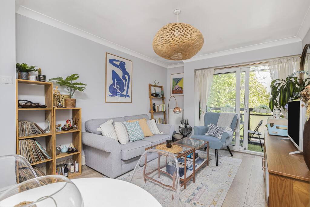 2 bedroom flat for sale in Tovil Close, SE20