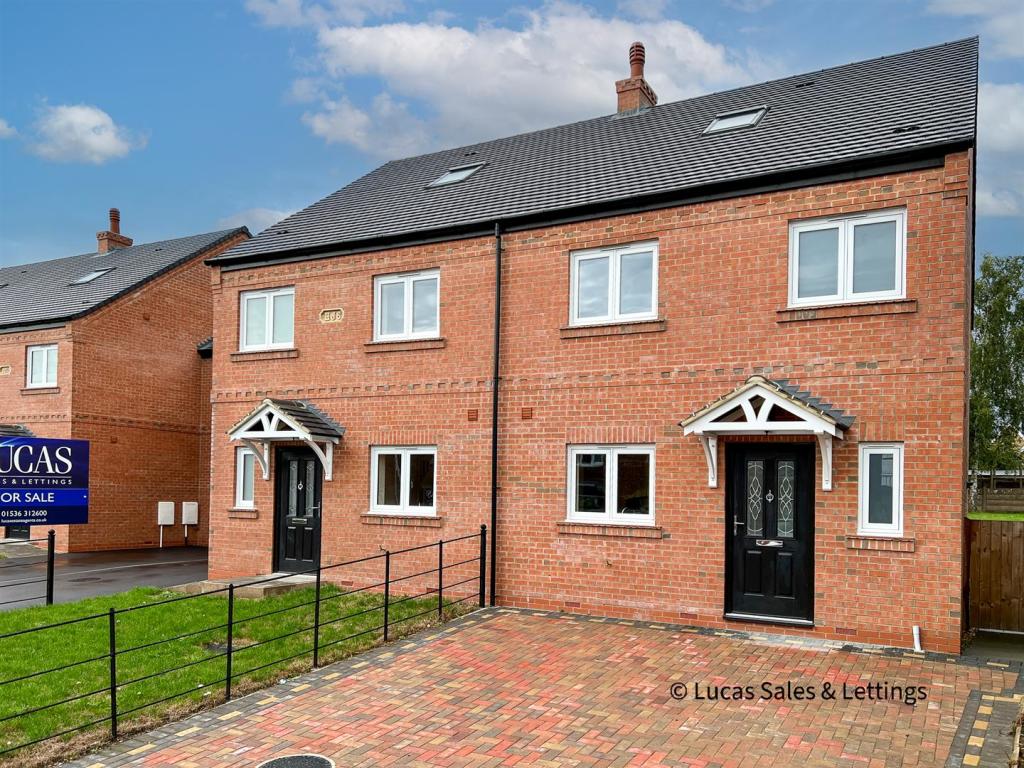 3 Bedroom End Of Terrace House For Sale In Pioneer Avenue Desborough