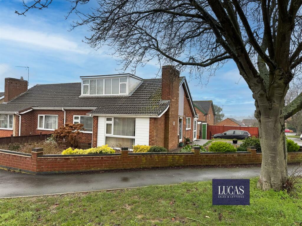 3 bedroom bungalow for sale in Pennine Way, Kettering, NN16