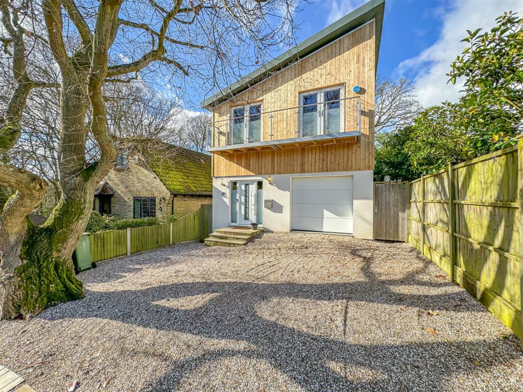 4 Bedroom Detached House For Sale In Woodlands Road Hockley Ss5