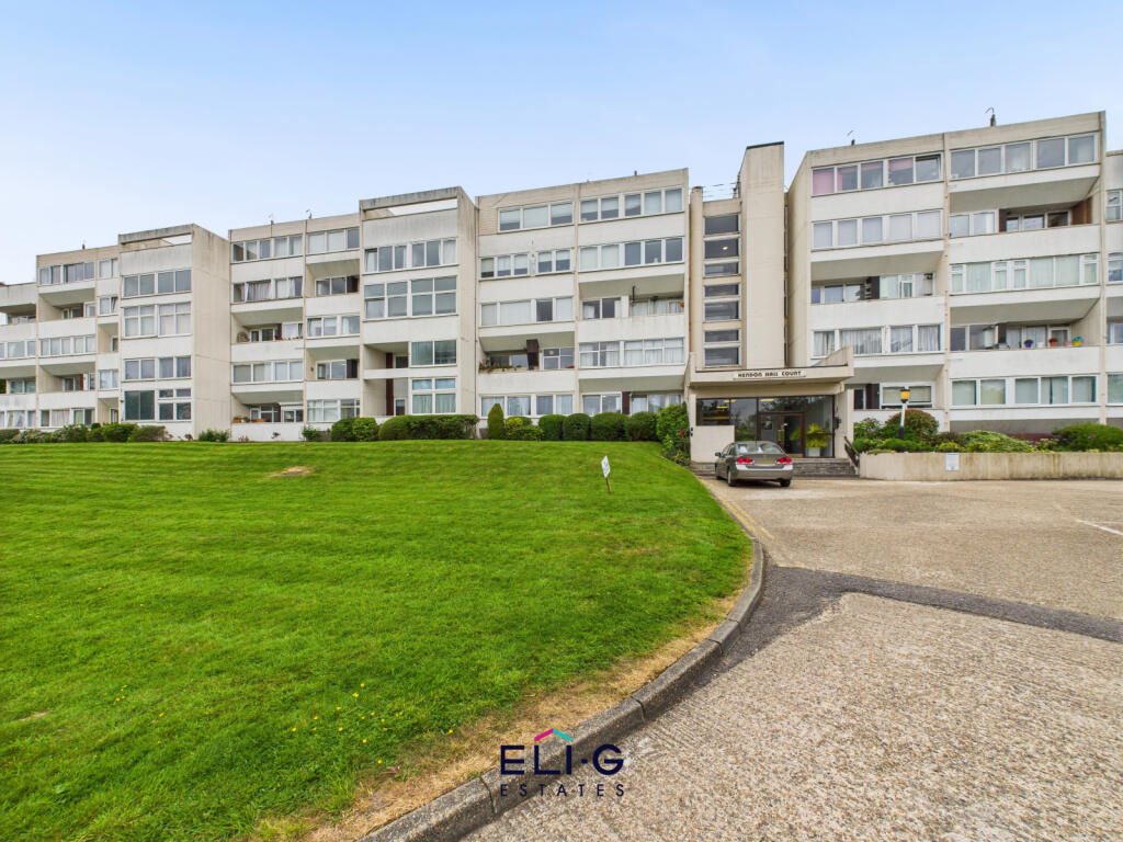 2 bedroom flat for sale in Parson Street, Hendon Hall Court, NW4