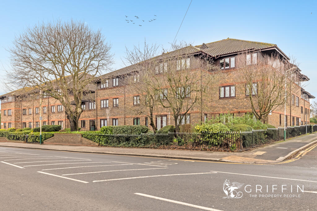 1 bedroom flat for sale in Waldegrave Gardens, Upminster, RM14