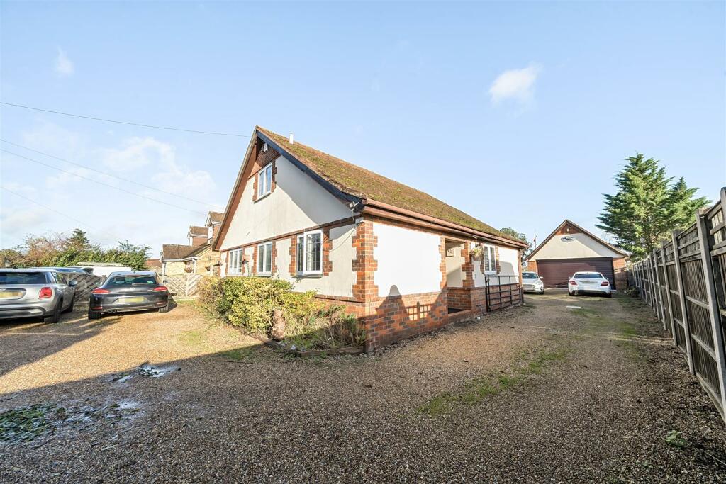 6 bedroom detached bungalow for sale in Fifield Road, Fifield ...