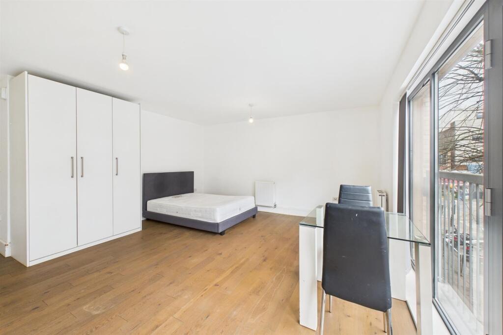 Studio flat for rent in Pechiney House, Slough, SL1