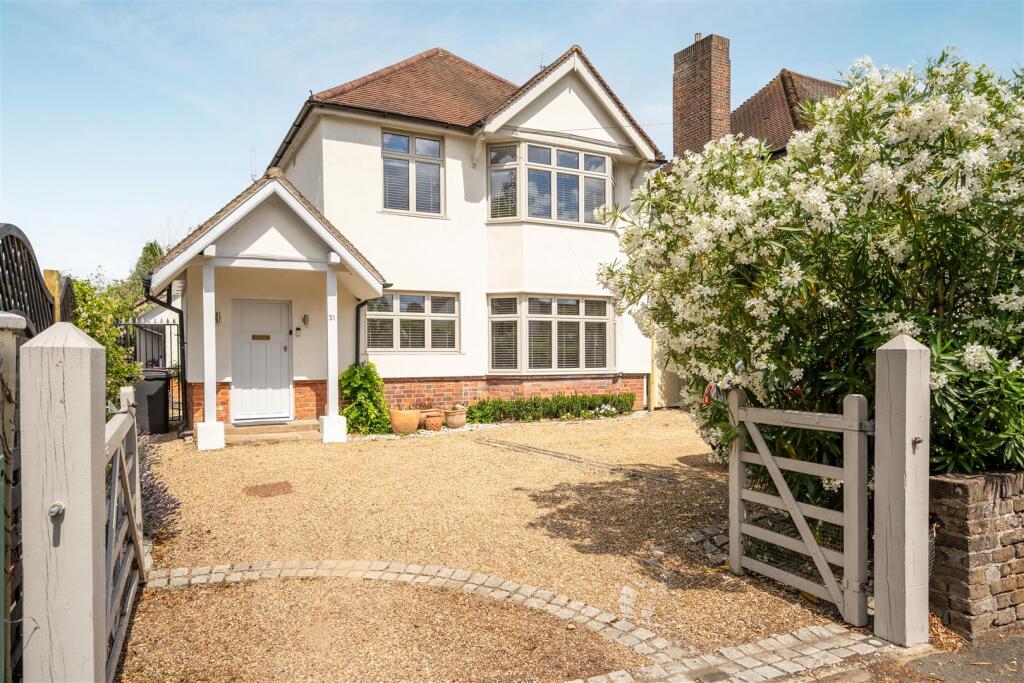 3 bedroom detached house for sale in Horton Road, Datchet, SL3