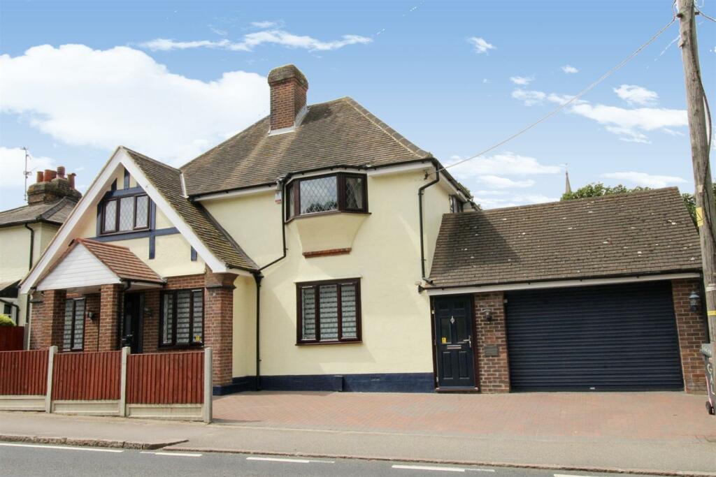 4 bedroom detached house for sale in Stock Road, Chelmsford, CM2