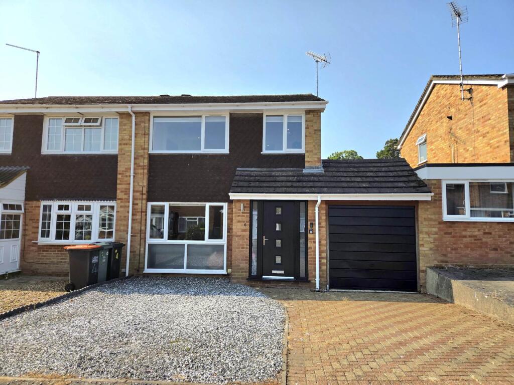 3 bedroom semi-detached house for sale in Woodside Way, Linslade, LU7