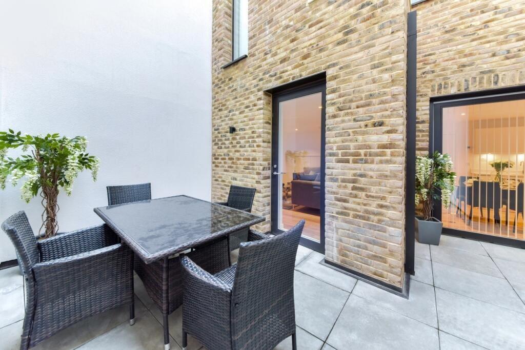 3 bedroom town house for rent in Hand Axe Yard, London, WC1X