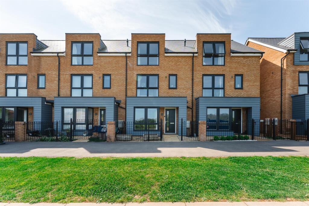 4 bedroom town house for sale in Cowleaze Path, Mead Fields - NO ONWARD ...