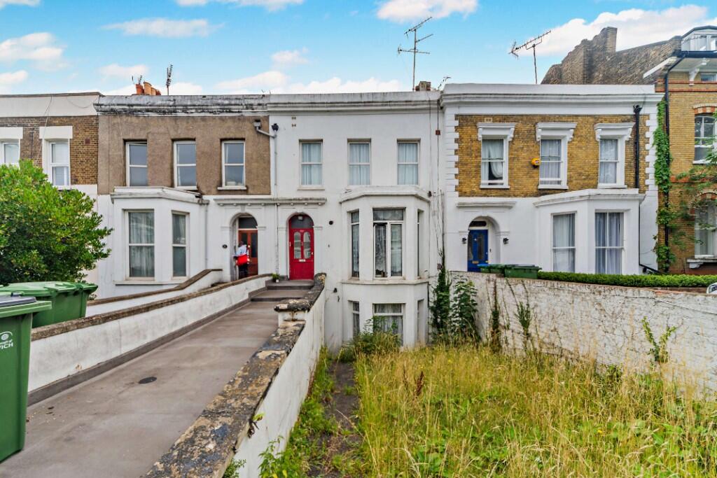 3 bedroom flat for sale in Burrage Road, London, SE18