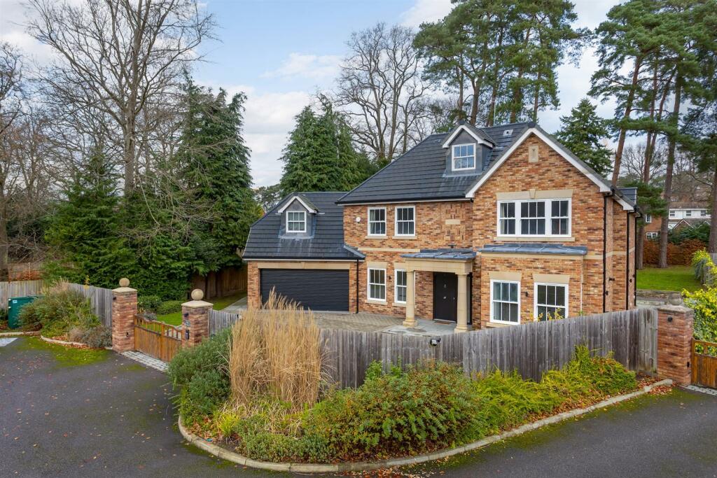 5 bedroom detached house for sale in Llanvair Close, Ascot, SL5