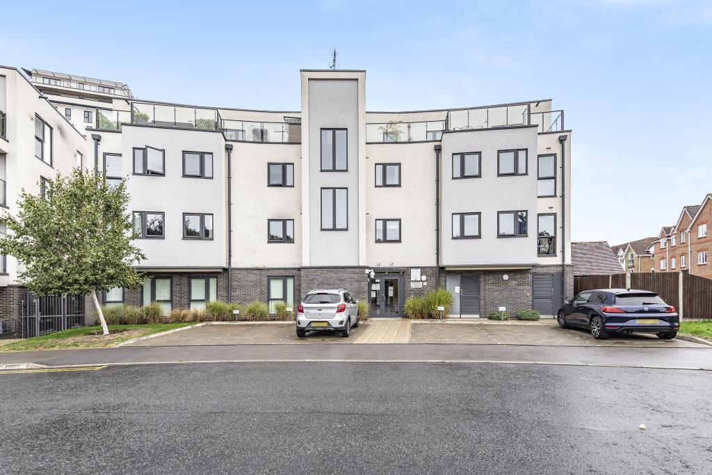 2 bedroom flat for sale in Bradfield Close, Woking, Surrey, GU22