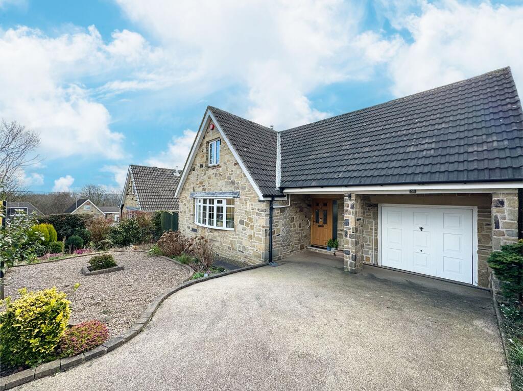 3 bedroom detached house for sale in Netherwood Close, Fixby, HD2