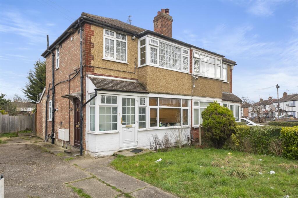 1 bedroom maisonette for sale in Lansbury Drive, Hayes, UB4