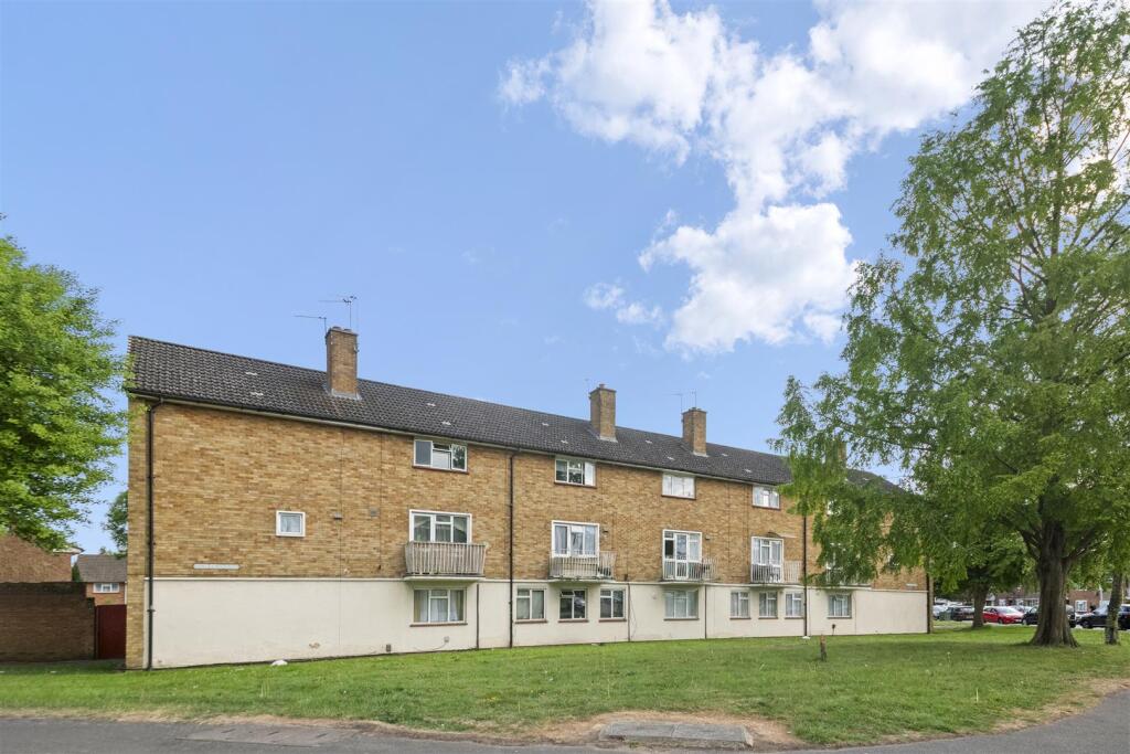 2 bedroom maisonette for sale in Gower House, Barra Hall Circus, Hayes, UB3