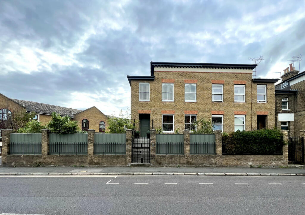 4 bedroom end of terrace house for sale in Terrace Road, London, E9