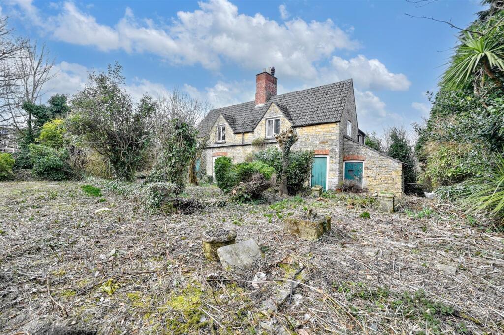 6 bedroom detached house for sale in The Leas, Cottesmore, LE15