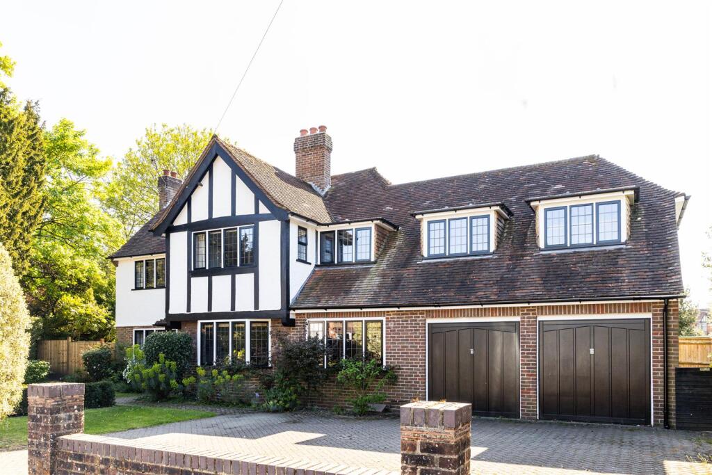 5 bedroom detached house for sale in Chart Way, Reigate, RH2