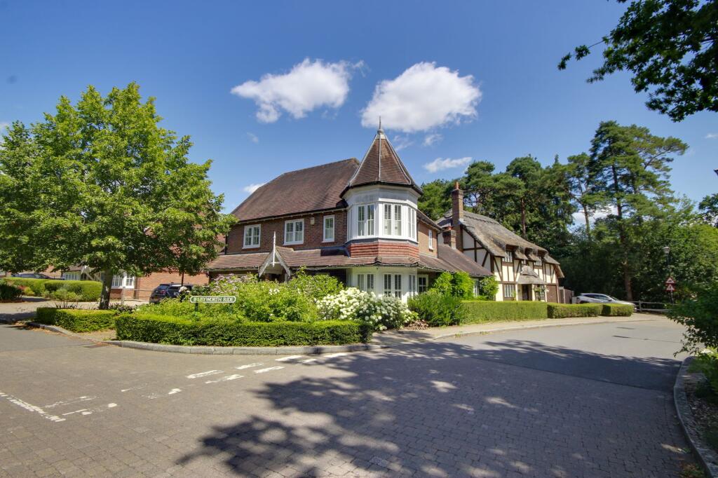 5 bedroom detached house for sale in Heyworth Ride, Haywards Heath, RH16