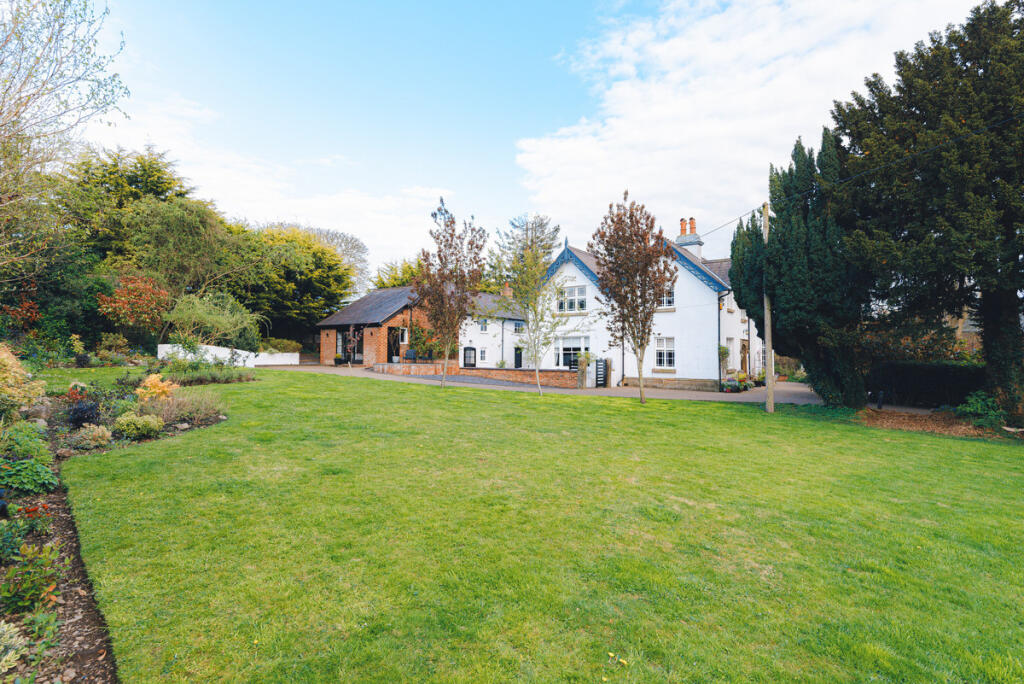 5 bedroom detached house for sale in Wrexham Road, Mold, CH7