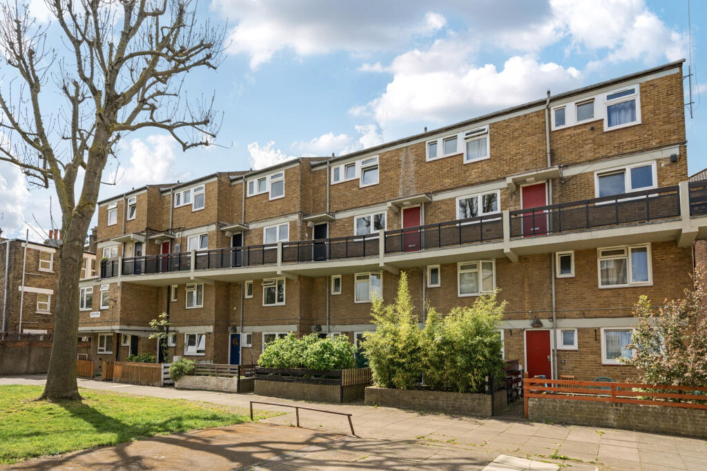 3 bedroom maisonette for sale in Stacy Path, London, SE5