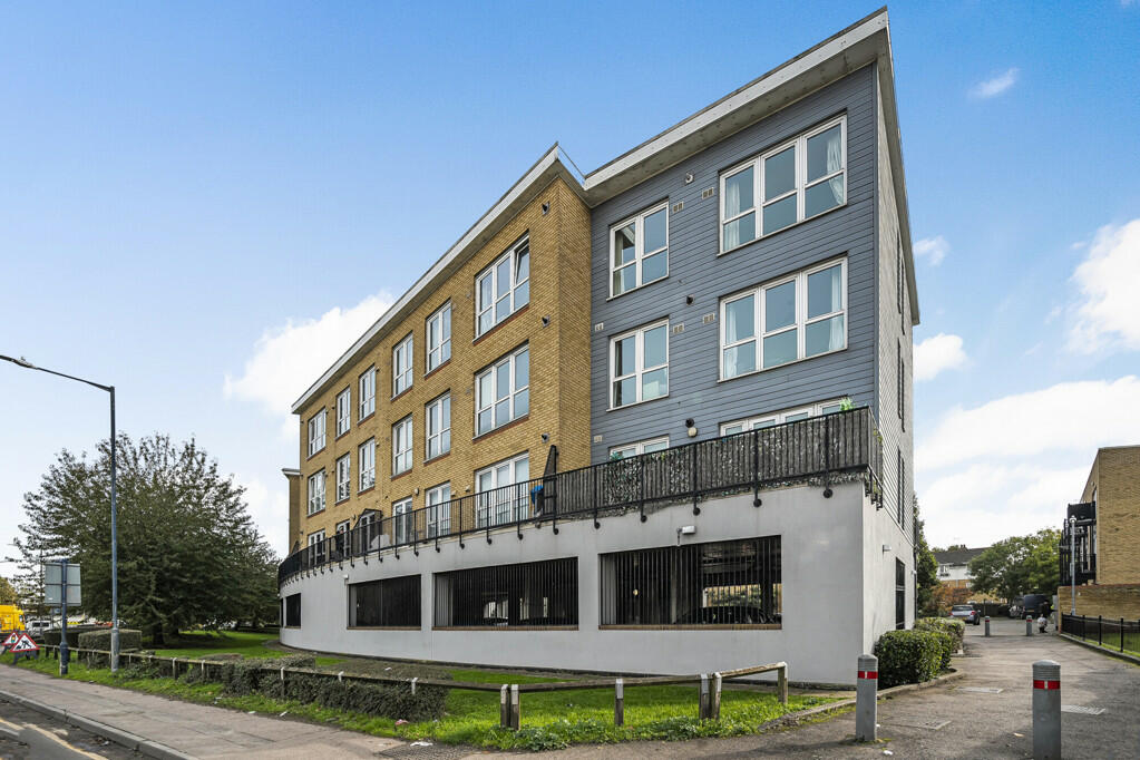 1 bedroom apartment for sale in Admirals Way, Gravesend, Kent, DA12
