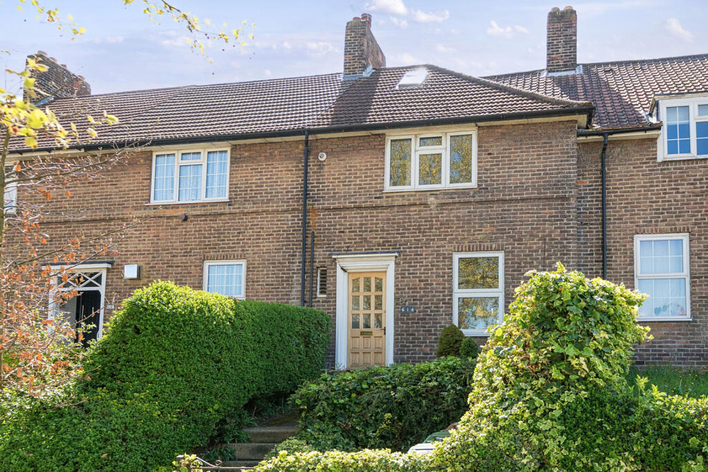 3 bedroom terraced house for sale in Downham Way, Bromley, BR1