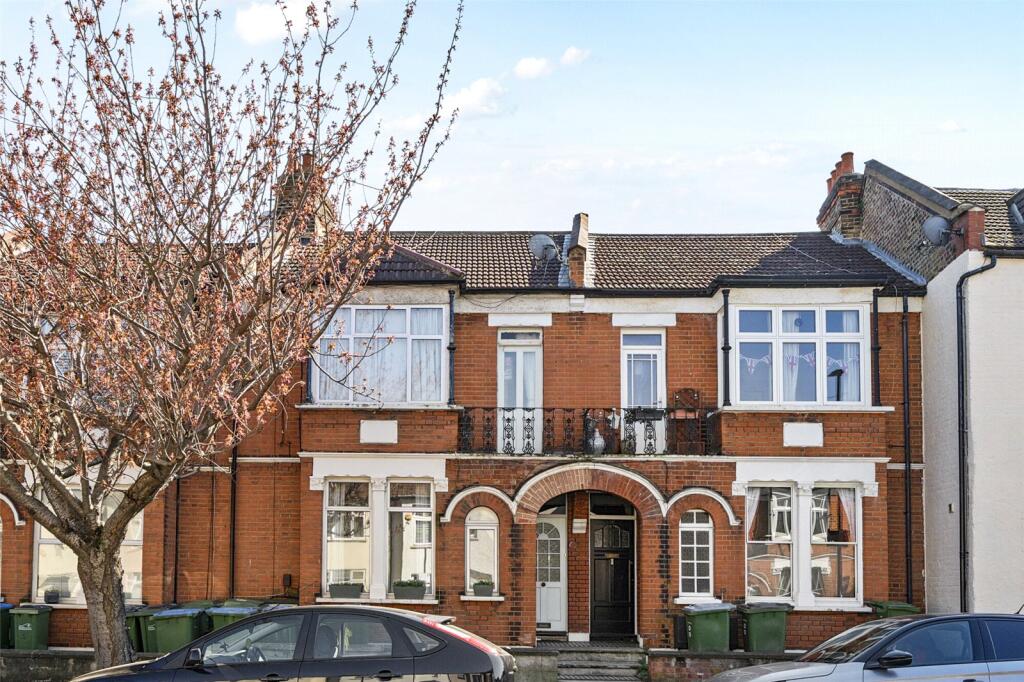 2 bedroom maisonette for sale in Bramshot Avenue, London, SE7