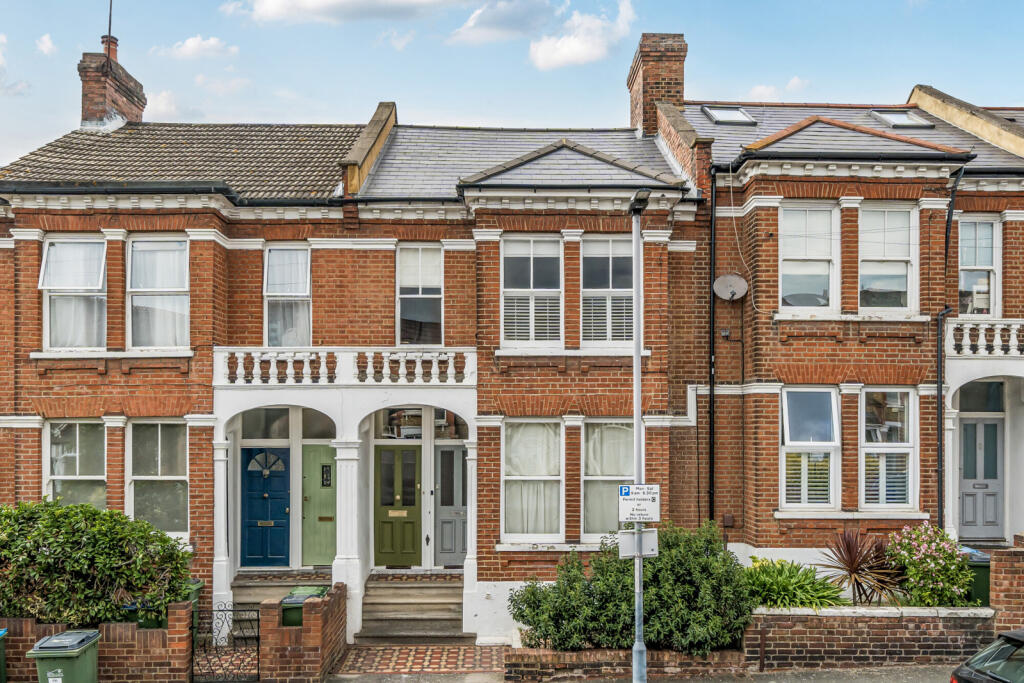 2 bedroom maisonette for sale in Eastcombe Avenue, London, SE7