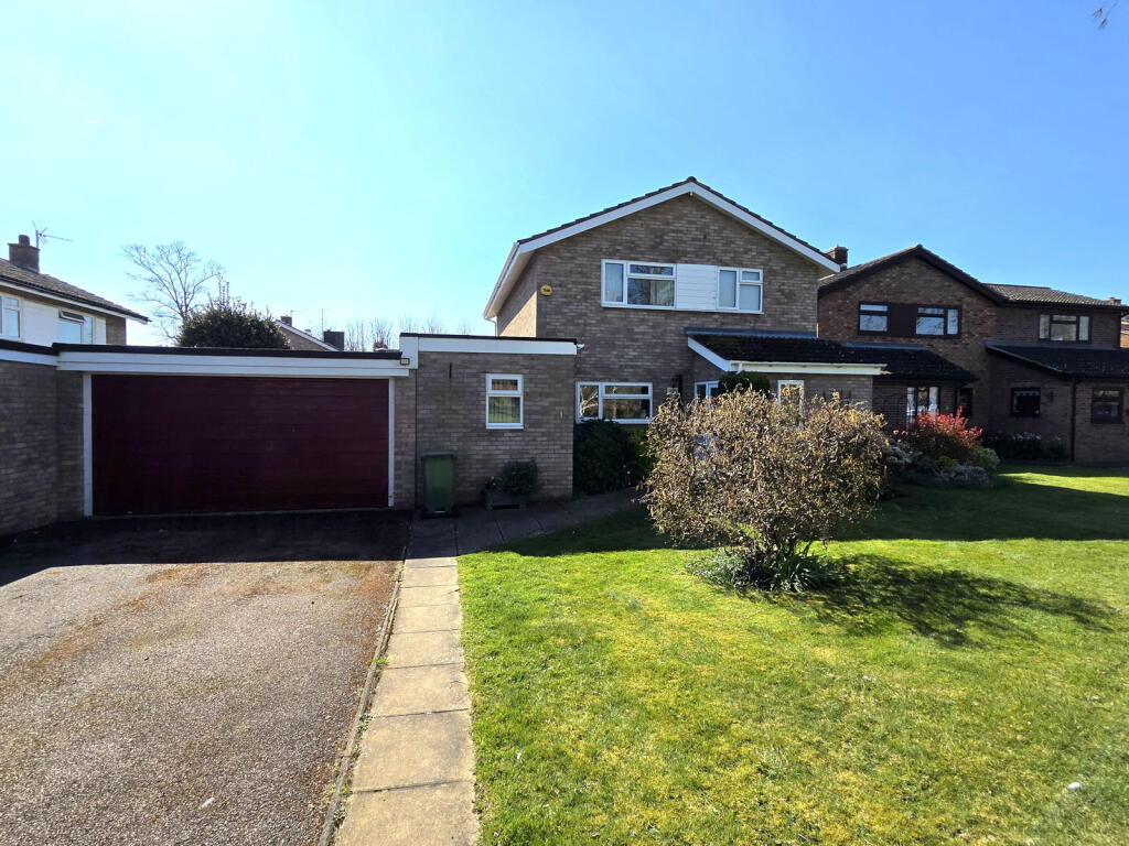 3 bedroom detached house for sale in Charnocks Close, Gamlingay, Sandy ...
