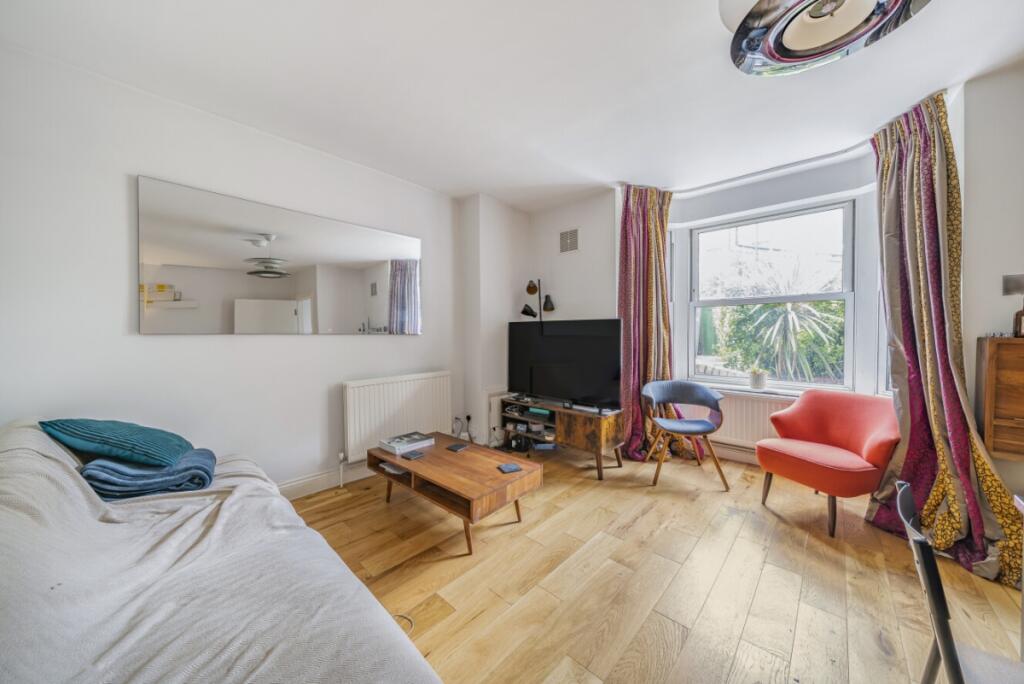 2 bedroom flat for rent in Lilford Road, London, SE5